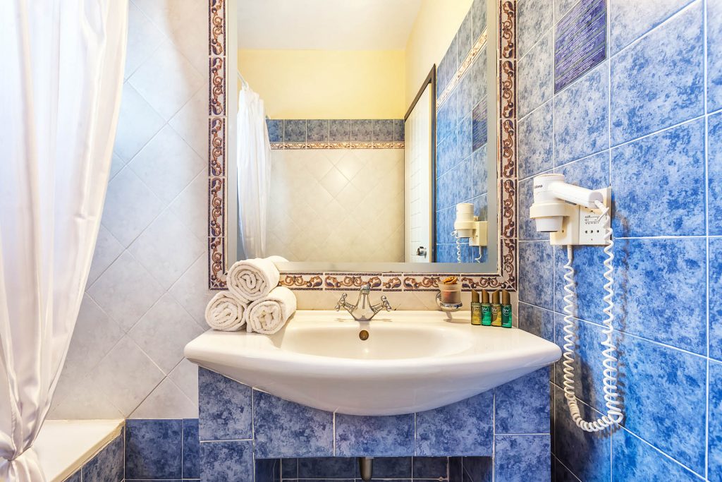 Rooms & Suites – Atrium Hotel