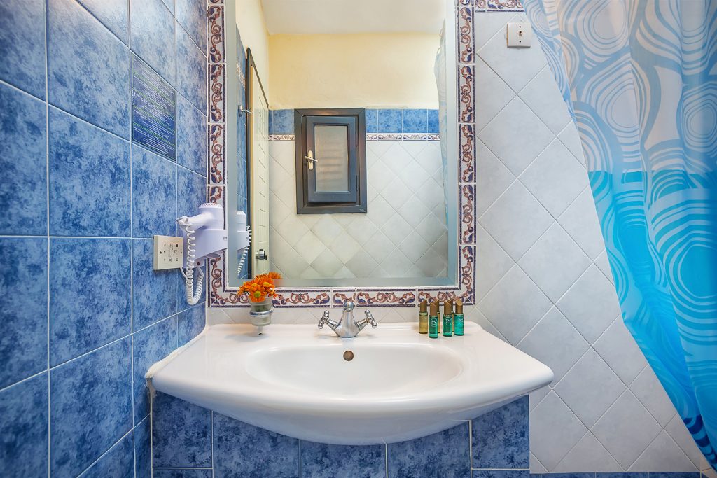 Rooms & Suites – Atrium Hotel